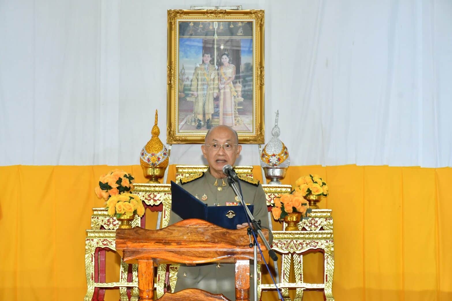 ในหลวง-พระราชินีพระราชทานเงิน 42 ล้าน แก่ผู้อำนวยการโรงพยาบาลพนมดงรัก ...